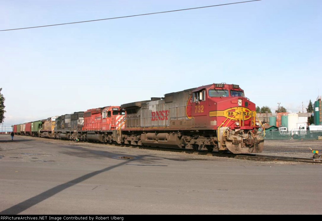 BNSF 732 NREX 5600 NS 6563 UP 6622